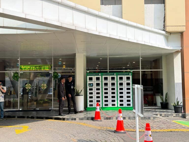 Frictionless food deliveries with smart food lockers